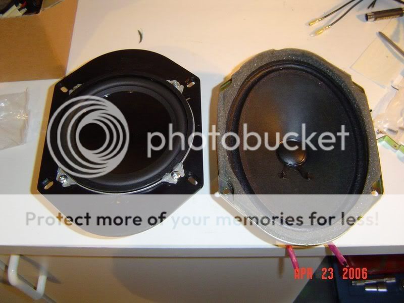 Besoin de couper la bride de montage du haut-parleur ...